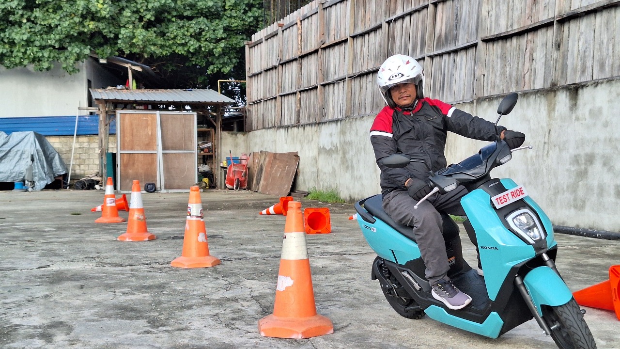 Tips Aman Mengendarai Motor Di Jalan Beton